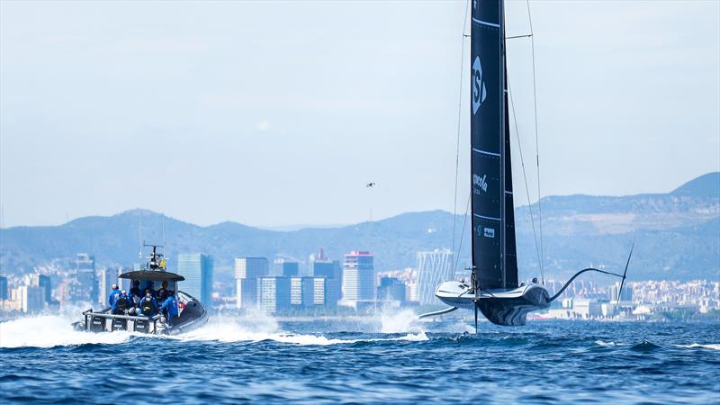American Magic exits a dry foiling tack in light wind - AC75 - Day 4 ...