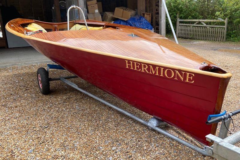 Restoration of a Merlin Rocket built in 1986 - graphics applied