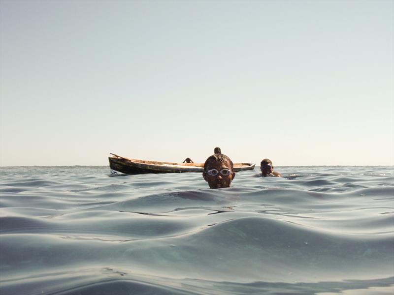 Fishermen from Pulau Pura in the Lesser Sunda Islands diving for ...