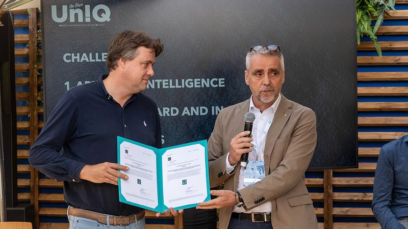 Mattes Kruize (left) receives the ApI from Lloyd's Engel-Jan de Boer ...