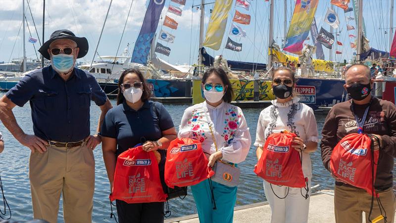Sir Robin Knox-Johnston with Philippine delegates (L-R Sir Robin Knox ...