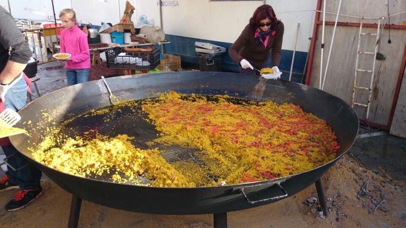 A huge paella is made during the VII Trofeo Internacional Optimist ...