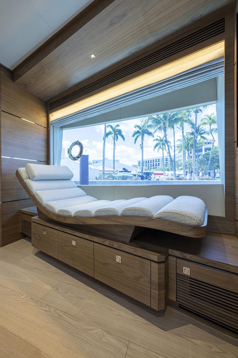 FD Skyline Issimo hull 27 - Master stateroom chaise lounge
